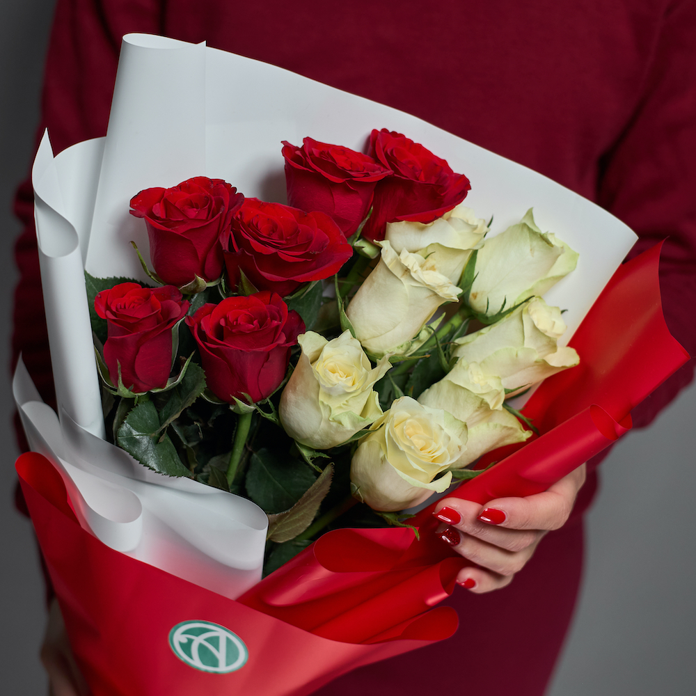 Букет из 13 красных и белых роз 50 см (Кения) в корейской упаковке ...