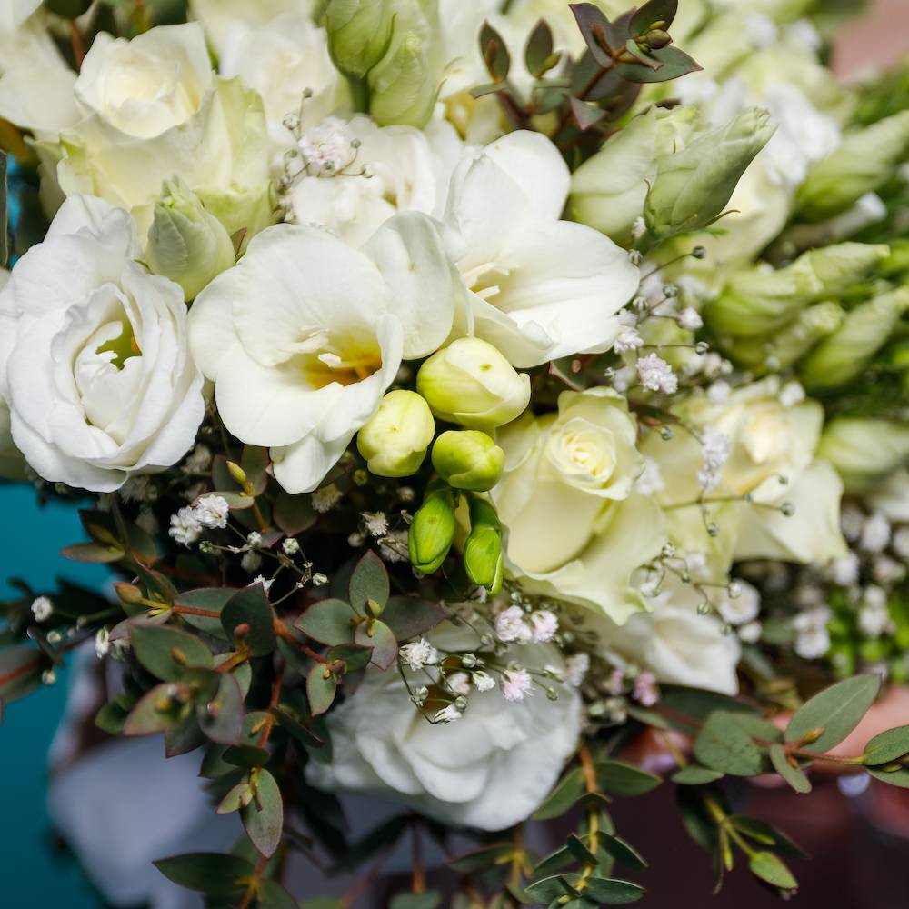 Букет невесты из роз, лизиантуса, фрезии и гипсофилы с эвкалиптом купить в СПб | Фото и видео ...