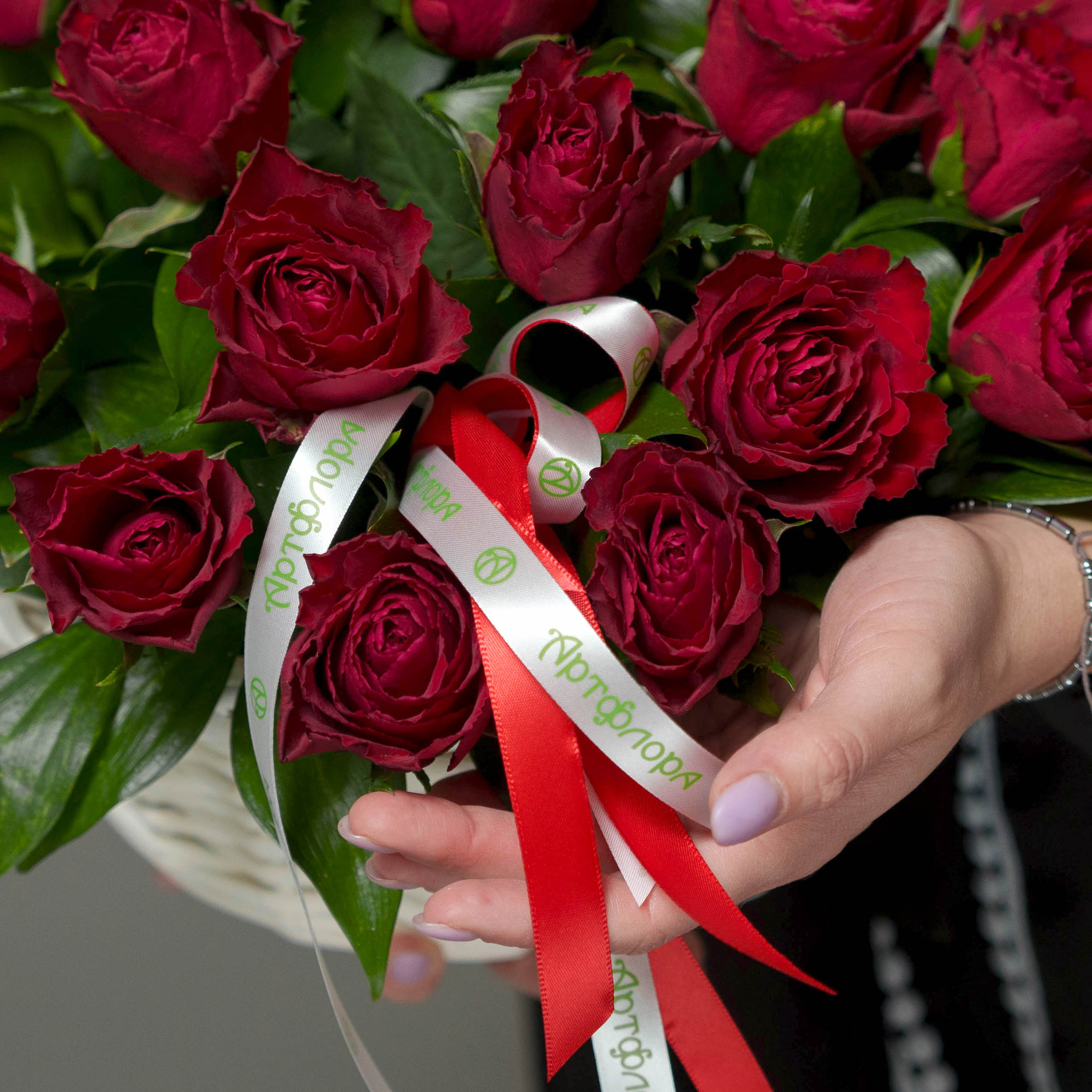 Красные розы Кения с зеленью в белой корзине купить в СПб Фото и видео букета Артфлора